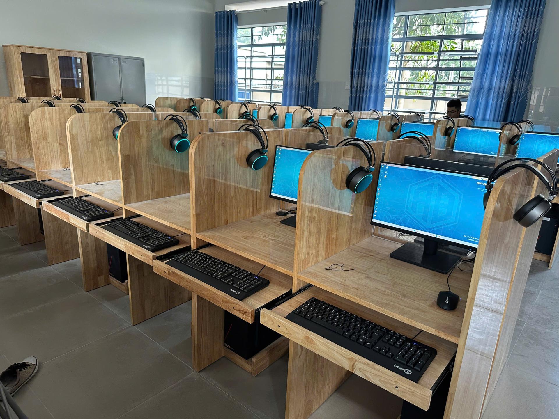 Phòng Lab (phòng học ngoại ngữ)